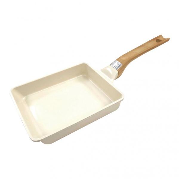 ●商品のポイント   ●ホワイトカラーのボディにウッド調のハンドル。   ●キッチンをおしゃれに演出します  ● お料理が映える内外面ホワイトカラー   ●内外面セラミック加工で環境にやさしく安心してご使用いただけます  ● KFcc社第7...