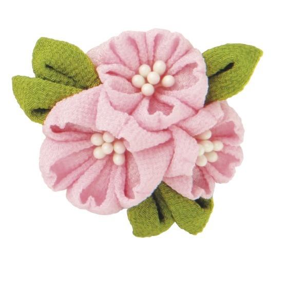 ちりめんカット布各種、キルト綿、ブローチピン、パールビーズ、ペップ等、作り方説明書 木工用ボンド、ハサミ、定規、つまようじ、布専用ペン、目打ち、厚紙 ボンドだけで完成できるかんたんキット。  針と糸は使わないので幅広い年代層にお楽しみいただ...