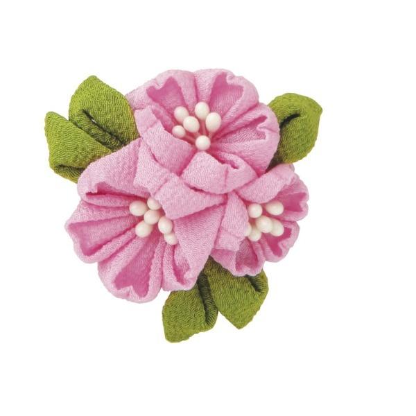 ちりめんカット布各種、キルト綿、ブローチピン、パールビーズ、ペップ等、作り方説明書 木工用ボンド、ハサミ、定規、つまようじ、布専用ペン、目打ち、厚紙 ボンドだけで完成できるかんたんキット。  針と糸は使わないので幅広い年代層にお楽しみいただ...