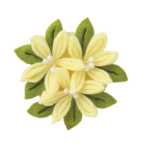 ちりめんカット布各種、キルト綿、ブローチピン、パールビーズ、ペップ等、作り方説明書 木工用ボンド、ハサミ、定規、つまようじ、布専用ペン、目打ち、厚紙 ボンドだけで完成できるかんたんキット。  針と糸は使わないので幅広い年代層にお楽しみいただ...