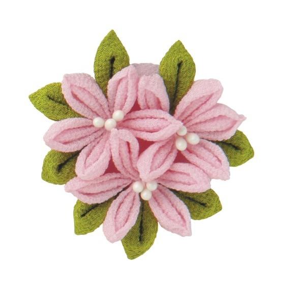 ちりめんカット布各種、キルト綿、ブローチピン、パールビーズ、ペップ等、作り方説明書 木工用ボンド、ハサミ、定規、つまようじ、布専用ペン、目打ち、厚紙 ボンドだけで完成できるかんたんキット。  針と糸は使わないので幅広い年代層にお楽しみいただ...