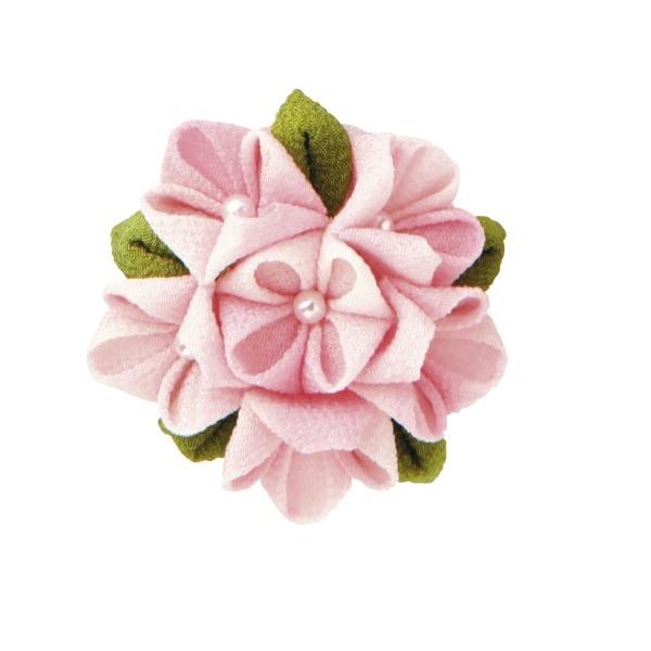 ちりめんカット布各種、キルト綿、ブローチピン、パールビーズ、ペップ等、作り方説明書 木工用ボンド、ハサミ、定規、つまようじ、布専用ペン、目打ち、厚紙 ボンドだけで完成できるかんたんキット。  針と糸は使わないので幅広い年代層にお楽しみいただ...