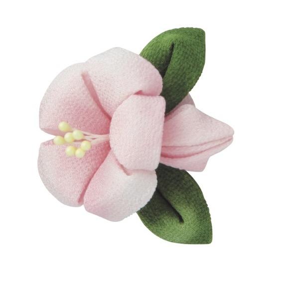 ちりめんカット布各種、キルト綿、ブローチピン、パールビーズ、ペップ等、作り方説明書 木工用ボンド、ハサミ、定規、つまようじ、布専用ペン、目打ち、厚紙 ボンドだけで完成できるかんたんキット。  針と糸は使わないので幅広い年代層にお楽しみいただ...