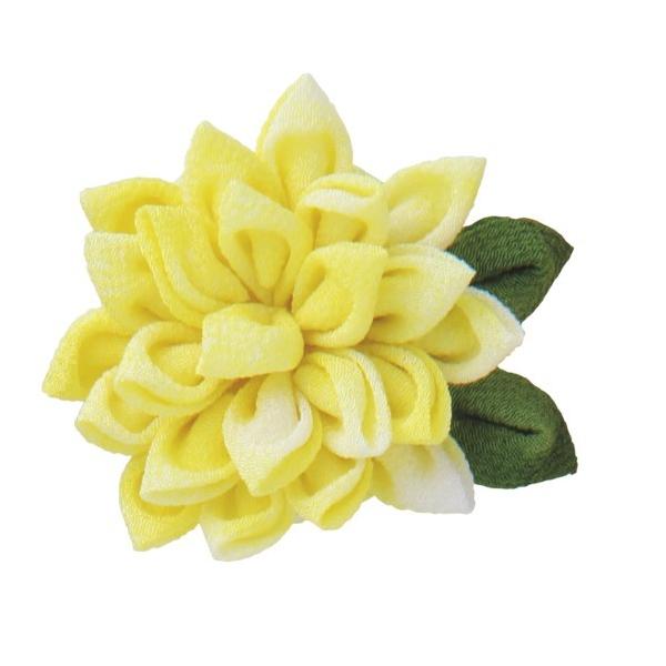 ちりめんカット布各種、キルト綿、ブローチピン、パールビーズ、ペップ等、作り方説明書 木工用ボンド、ハサミ、定規、つまようじ、布専用ペン、目打ち、厚紙 ボンドだけで完成できるかんたんキット。  針と糸は使わないので幅広い年代層にお楽しみいただ...