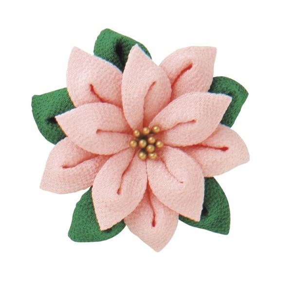 ちりめんカット布各種、キルト綿、ブローチピン、パールビーズ、ペップ等、作り方説明書 木工用ボンド、ハサミ、定規、つまようじ、布専用ペン、目打ち、厚紙 ボンドだけで完成できるかんたんキット。  針と糸は使わないので幅広い年代層にお楽しみいただ...