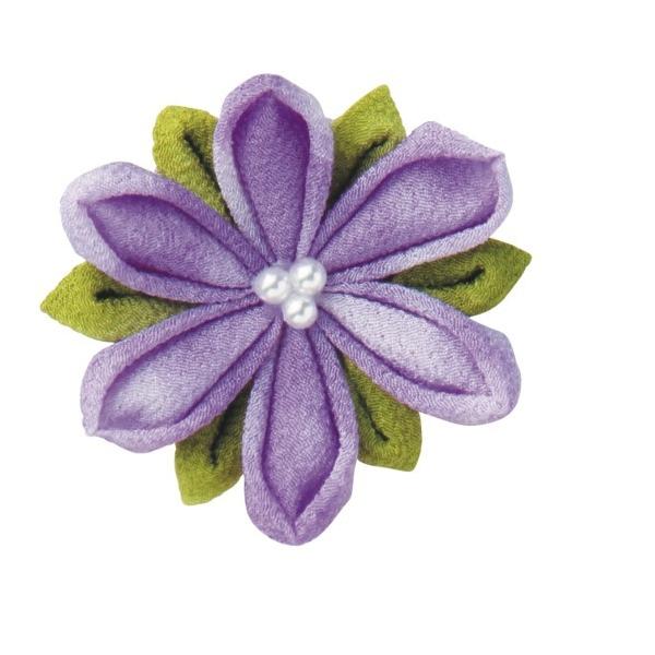 ちりめんカット布各種、キルト綿、ブローチピン、パールビーズ、ペップ等、作り方説明書 木工用ボンド、ハサミ、定規、つまようじ、布専用ペン、目打ち、厚紙 ボンドだけで完成できるかんたんキット。  針と糸は使わないので幅広い年代層にお楽しみいただ...