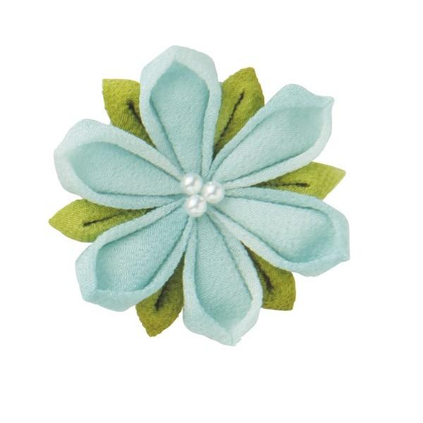 ちりめんカット布各種、キルト綿、ブローチピン、パールビーズ、ペップ等、作り方説明書 木工用ボンド、ハサミ、定規、つまようじ、布専用ペン、目打ち、厚紙 ボンドだけで完成できるかんたんキット。  針と糸は使わないので幅広い年代層にお楽しみいただ...