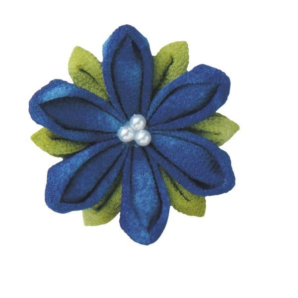 ちりめんカット布各種、キルト綿、ブローチピン、パールビーズ、ペップ等、作り方説明書 木工用ボンド、ハサミ、定規、つまようじ、布専用ペン、目打ち、厚紙 ボンドだけで完成できるかんたんキット。  針と糸は使わないので幅広い年代層にお楽しみいただ...