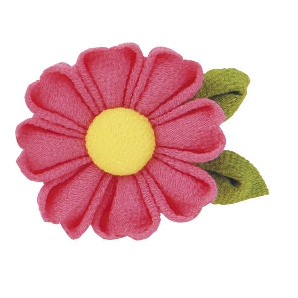 ちりめんカット布各種、キルト綿、ブローチピン、パールビーズ、ペップ等、作り方説明書 木工用ボンド、ハサミ、定規、つまようじ、布専用ペン、目打ち、厚紙 ボンドだけで完成できるかんたんキット。  針と糸は使わないので幅広い年代層にお楽しみいただ...