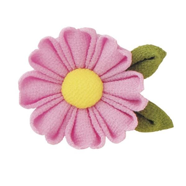 ちりめんカット布各種、キルト綿、ブローチピン、パールビーズ、ペップ等、作り方説明書 木工用ボンド、ハサミ、定規、つまようじ、布専用ペン、目打ち、厚紙 ボンドだけで完成できるかんたんキット。  針と糸は使わないので幅広い年代層にお楽しみいただ...