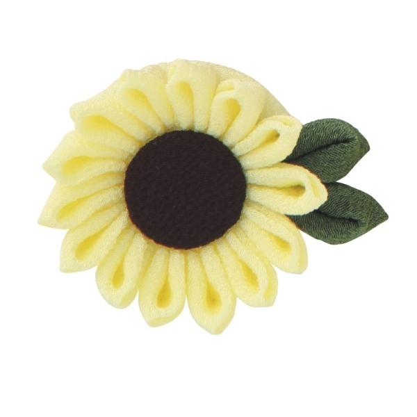 ちりめんカット布各種、キルト綿、ブローチピン、パールビーズ、ペップ等、作り方説明書 木工用ボンド、ハサミ、定規、つまようじ、布専用ペン、目打ち、厚紙 ボンドだけで完成できるかんたんキット。  針と糸は使わないので幅広い年代層にお楽しみいただ...