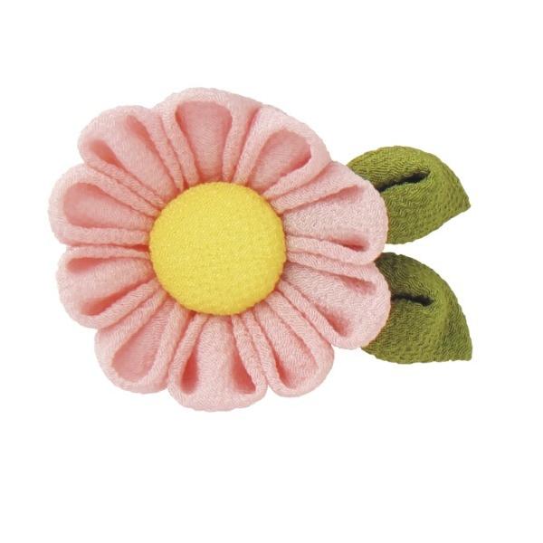 ちりめんカット布各種、キルト綿、ブローチピン、パールビーズ、ペップ等、作り方説明書 木工用ボンド、ハサミ、定規、つまようじ、布専用ペン、目打ち、厚紙 ボンドだけで完成できるかんたんキット。  針と糸は使わないので幅広い年代層にお楽しみいただ...