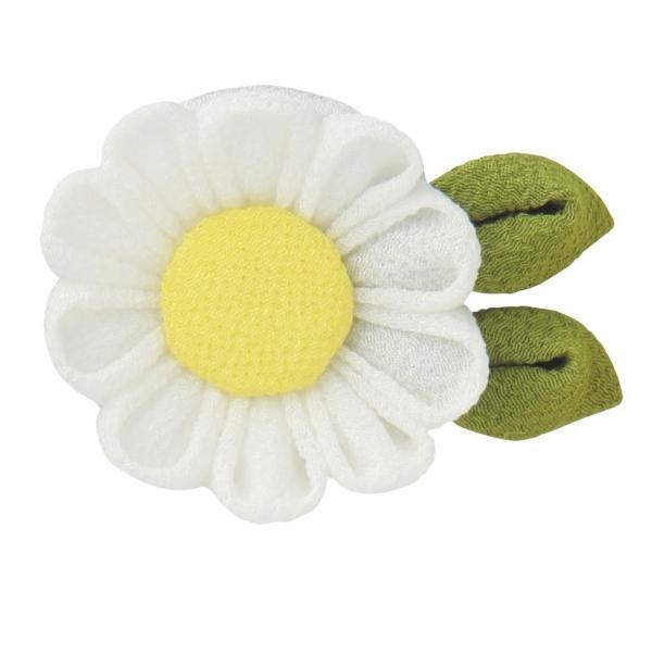 ちりめんカット布各種、キルト綿、ブローチピン、パールビーズ、ペップ等、作り方説明書 木工用ボンド、ハサミ、定規、つまようじ、布専用ペン、目打ち、厚紙 ボンドだけで完成できるかんたんキット。  針と糸は使わないので幅広い年代層にお楽しみいただ...