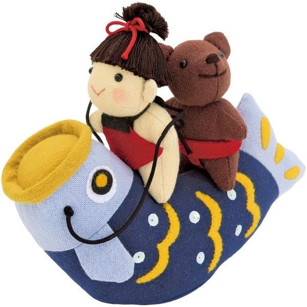 セット内容:布、ちりめん、接着芯、手芸綿、フェルト、紐、スパンコール、刺しゅう糸、説明書、型紙 用意するもの:縫い針、まち針、ししゅう針、縫い糸、布に型紙を写す用具、厚紙、定規、手芸用接着剤、スティックのり、アイロン、ピンクの色鉛筆、目打ち...