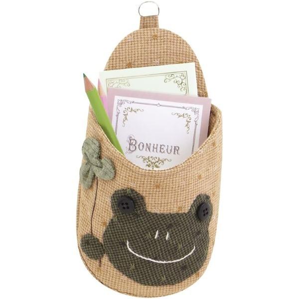 セット内容:先染木綿、片面接着キルト綿、接着芯、二重リング、刺繍糸、目ボタン、作り方説明書、実物大型紙（底用厚紙入り） 用意するもの:縫い針、まち針、刺繍針、縫い糸、ハサミ（布用、糸用、紙用）、型紙を写す用具（布専用ペンなど）、定規、アイロ...