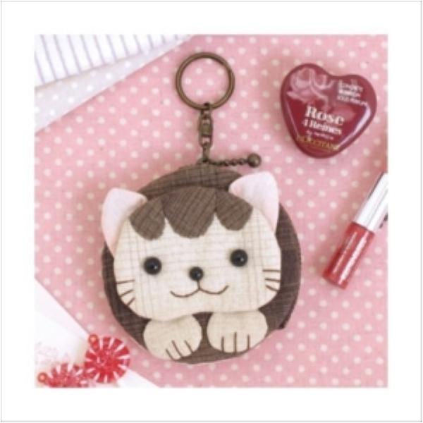 セット内容:布、接着キルト綿、目鼻ボタン、ファスナー、キーリング、刺繍糸、作り方説明書、実物大型紙 用意するもの:縫い針、まち針、刺繍針、縫い糸、ハサミ（布用、糸用、紙用）、定規、布に型紙を写す用具（布専用ペンなど）、厚紙（はがき程度の厚み...