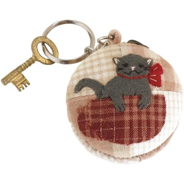 セット内容:布、フェルト、キルト綿、刺繍糸、ファスナー、アルミ包みボタン、 キーリング、作り方説明書、実物大型紙 用意するもの:縫い針、刺繍針、まち針、縫い糸、しつけ糸、ハサミ（布用、糸用、紙用）、定規、布に型紙を写す用具（布専用ペンなど）...