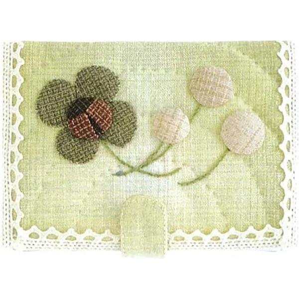 本体サイズ:出来上がり寸法/約縦7.5cmx横10.5cm やさしく温かみのある色合いのパッチワーク小物を製作できるキット。  用意するもの:縫い針・まち針・ししゅう針・縫い糸（布に近い色）・しつけ糸・布に型紙を写す用具・定規・はさみ（布用...