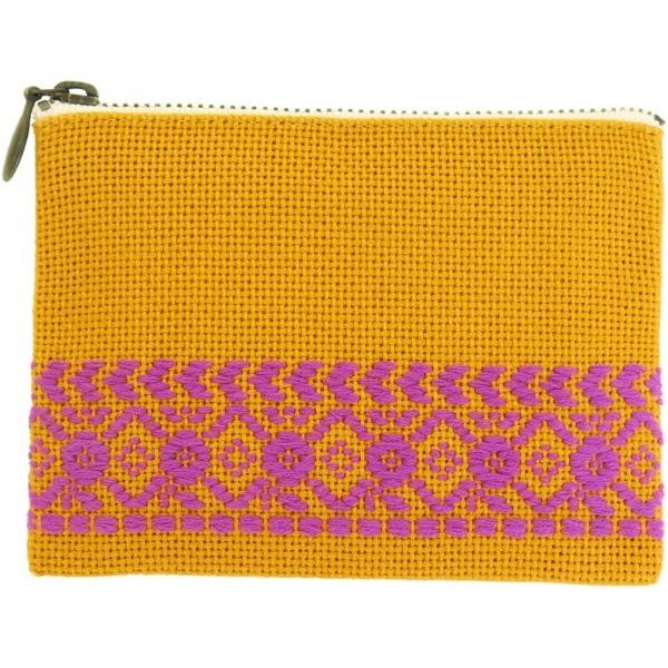 品番:こぎん55 仕様:こぎんキット 色・柄:マスタード セット内容:オリムパスこぎん糸(紫)〈136〉(綿100%) 、オリムパスNo.1100布〈コングレス〉マスタード〈41〉(綿100%)、裏布、ファスナー、こぎん針 、図案付説明書 ...