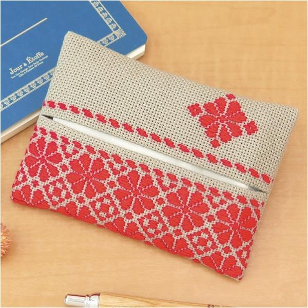 セット内容:布（オリムパスNo.1100布コングレス）、こぎん糸、針、図案付説明書 用意するもの:縫い糸、縫い針、はさみ、アイロン 出来上がりサイズ:約縦9cm×横13cm 所要時間目安:5〜6時間 難易度:初〜中級者向き 津軽地方の人が厳...