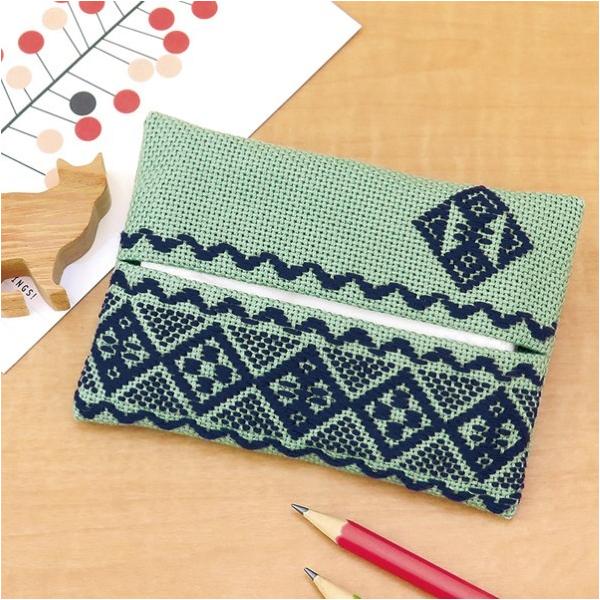 セット内容:布（オリムパスNo.1100布コングレス）、こぎん糸、針、図案付説明書 用意するもの:縫い糸、縫い針、はさみ、アイロン 出来上がりサイズ:約縦9cm×横13cm 所要時間目安:5〜6時間 難易度:初〜中級者向き 津軽地方の人が厳...