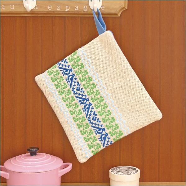 セット内容:布（オリムパスNo.1100布コングレス）、こぎん糸、キルト綿、裏布、針、図案付説明書 用意するもの:縫い糸、縫い針、はさみ、アイロン 出来上がりサイズ:約縦18cm×横18cm 所要時間目安:10時間 難易度:初〜中級者向き ...