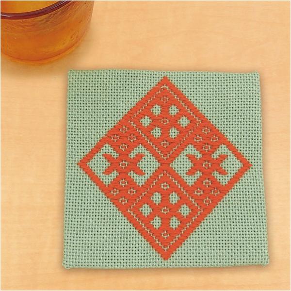 セット内容:布（オリムパスNo.1100布コングレス）、こぎん糸、針、図案付説明書 用意するもの:縫い糸、縫い針、はさみ、アイロン 出来上がりサイズ:約縦10cm×横10cm 所要時間目安:3時間 難易度:初級者向き 津軽地方の人が厳しい冬...