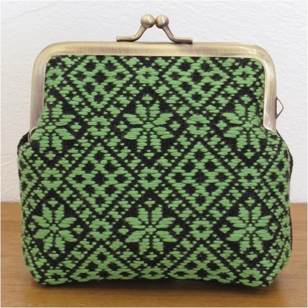 対象性別 :男女共用 北欧テイストあふれる鮮やかな色彩のこぎんキットを種類豊富に揃えました。  ・中級者向・出来上がりサイズ:約縦10cm×横12cm×マチ3cm・キット内容:こぎん糸、No.1100布、裏布、口金、丸型、紙ひも、こぎん針、...