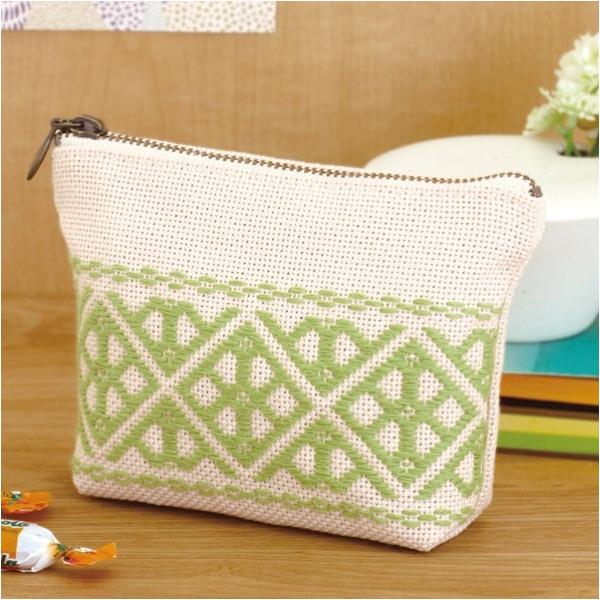 セット内容:布（オリムパスNo.1100布コングレス）、こぎん糸、裏布、ファスナー、針、図案付説明書 用意するもの:縫い糸、縫い針、はさみ、アイロン、ミシン、まち針 出来上がりサイズ:約縦10cm×横14.5cm×まち3cm 所要時間目安:...