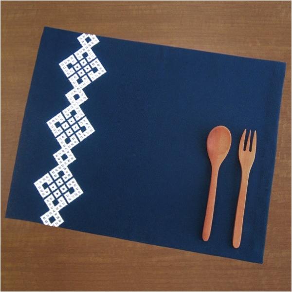 セット内容:布（オリムパスNo.1100布コングレス）、こぎん糸、針、図案付説明書 用意するもの:縫い糸、縫い針、はさみ、アイロン 出来上がりサイズ:約縦30cm×横40cm 所要時間目安:7〜8時間 難易度:初〜中級者向き 津軽地方の人が...