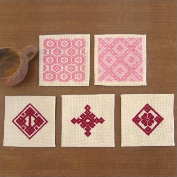 セット内容:布（オリムパスNo.1100布コングレス）、こぎん糸、針、図案付説明書 用意するもの:縫い糸、縫い針、はさみ、アイロン 出来上がりサイズ:約縦10cm×横10cm 所要時間目安:5〜6時間 難易度:初〜中級者向き 津軽地方の人が...