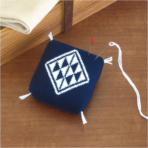 セット内容:布（オリムパスNo.1100布コングレス）、こぎん糸、針、綿、図案付説明書 用意するもの:縫い糸、縫い針、はさみ、アイロン 出来上がりサイズ:約縦6cm×横6cm×高さ3cm 所要時間目安:2時間 難易度:初〜中級者向き 津軽地...