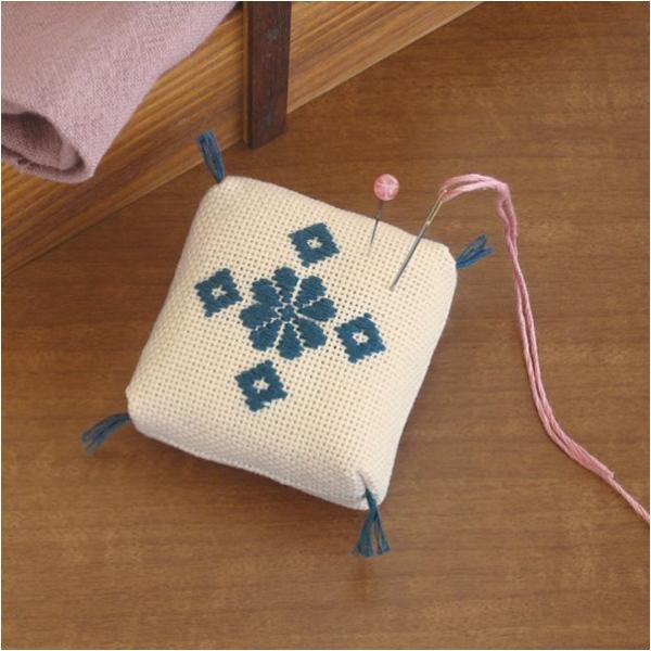 セット内容:布（オリムパスNo.1100布コングレス）、こぎん糸、針、綿、図案付説明書 用意するもの:縫い糸、縫い針、はさみ、アイロン 出来上がりサイズ:約縦6cm×横6cm×高さ3cm 所要時間目安:2時間 難易度:初〜中級者向き 津軽地...