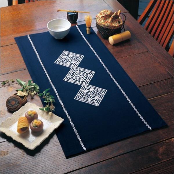 本体サイズ:縦38cm、横74cm 女の子向き 対象年齢:12歳から 生産国:日本 初〜中級者向け(セット内容)こぎん糸・布・クロス針 手芸 裁縫 刺しゅうキット こぎん  【入数】 1枚 OLYG1