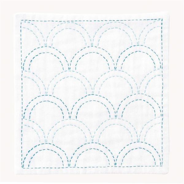 防臭カ゛ーセ゛(綿100%/スリット糸ミューファン使用）、25番刺しゅう糸（綿100％）、刺し子針、作り方説明書 縫い糸、縫い針、はさみ、アイロン 3重カ゛ーセ゛の贅沢仕様、抗菌・防臭機能付です。 刺し子刺し子クロスクロスハンカチキット波海...