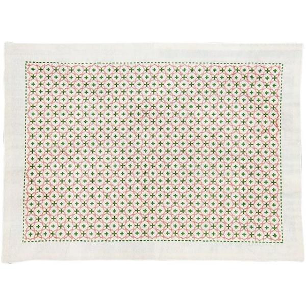 出来上がり寸法:各約縦33cm×横43cm 「一目刺し」とは、刺し子の技法のひとつで、一定の針目で縦、横、斜めと同じ方向を順に刺していく技法です。  コースターやふきんなど、身近なものから刺し子を取り入れて、日々の暮らしに彩りを添えてみませ...