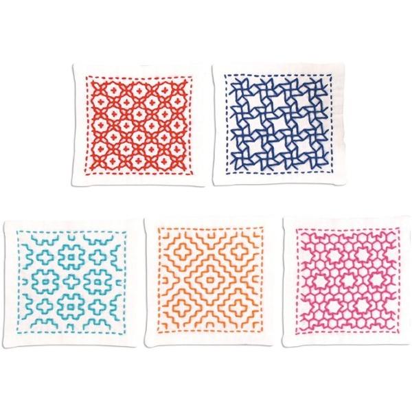 対象性別:男女共用 「一目刺し」とは、刺し子の技法のひとつで、一定の針目で縦、横、斜めと同じ方向を順に刺していく技法です。  コースターやふきんなど、身近なものから刺し子を取り入れて、日々の暮らしに彩りを添えてみませんか。  1.プリント済...