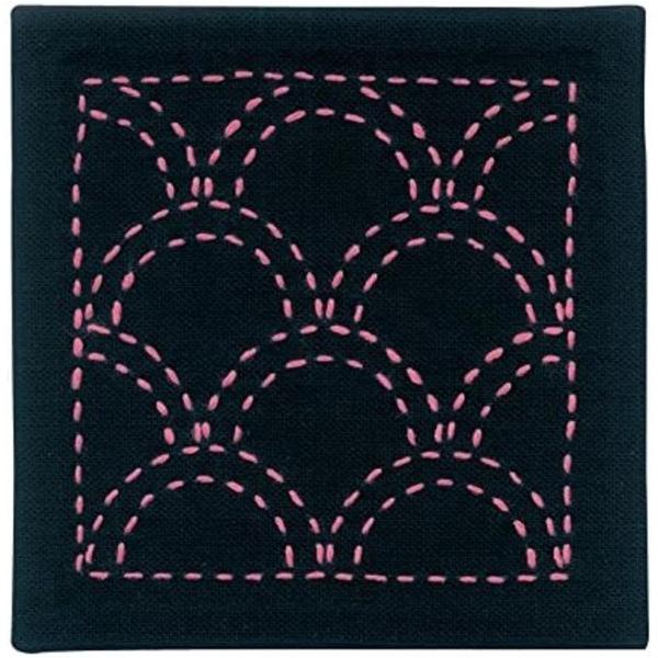 本体サイズ:仕上り寸法:約縦10cm×横10cm 生産国:日本 刺し子の簡単スターターキット。  初心者向き。  (b)(セット内容)(/b)刺し子糸、刺し子布、刺し子針 雑貨 手作り 手作りキット 手芸 小物 小物キット パッチワーク パ...