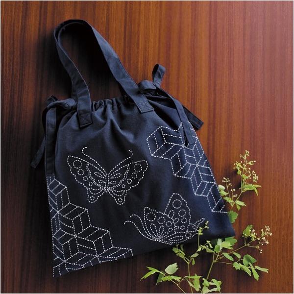 本体サイズ:約縦42cm×横43cm(持ち手は除く) 対象性別:男女共用 生産国:日本 日本の伝統刺繍「刺し子」の実用的なアイテム(初〜中級者向)(b)(セット内容)(/b)刺し子糸、布、刺し子針 刺繍 刺しゅう 刺し子 こぎん ステッチ ...