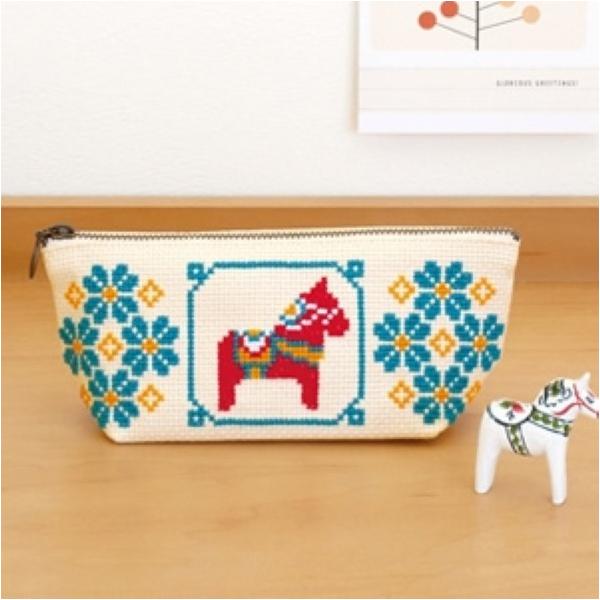 対象性別:男女共用 おしゃれでかわいい北欧テイストのクロスステッチししゅうキットです。  (b)「セット内容」(/b)25番ししゅう糸、半仕立て済みファスナー付きポーチ (No.8300布インディアンクロス) ベージュ (1) 、クロス針、...