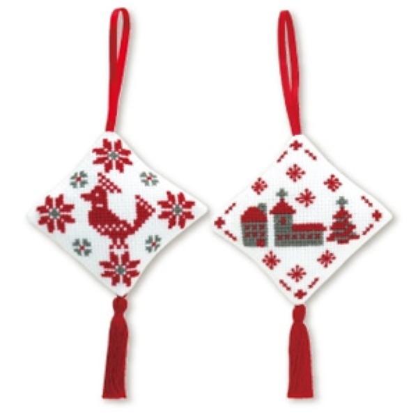 対象性別:男女共用 おしゃれでかわいい北欧テイストのクロスステッチししゅうキットです。   クリスマスのオーナメントとしても飾れます。  (b)「セット内容」(/b)25番ししゅう糸、No.8300布 (インディアンクロス) オフホワイト ...