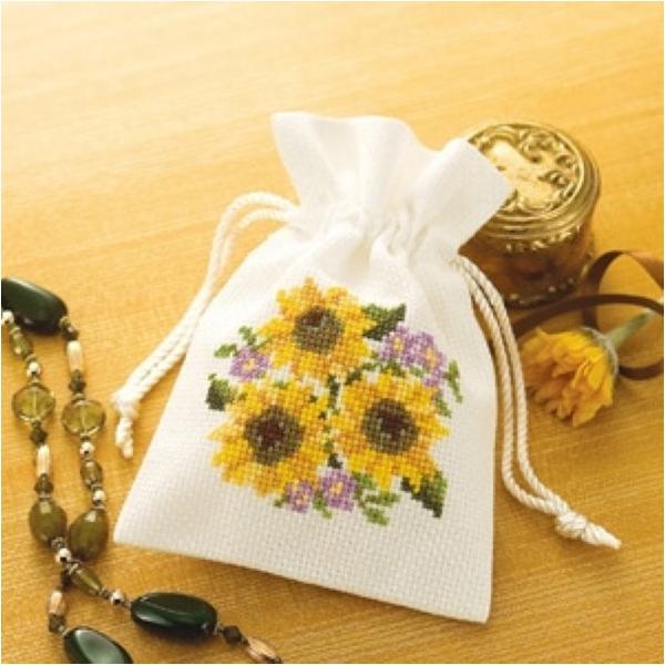本体サイズ:出来上がりサイズ:約縦17cm×横12cm 女性らしく、エレガントな表現の刺しゅう小物が作れるキット わかりやすいカラー図案付で、初心者~中級者の方におすすめ。  (b)(セット内容)(/b)25番刺しゅう糸(綿100%)、刺し...