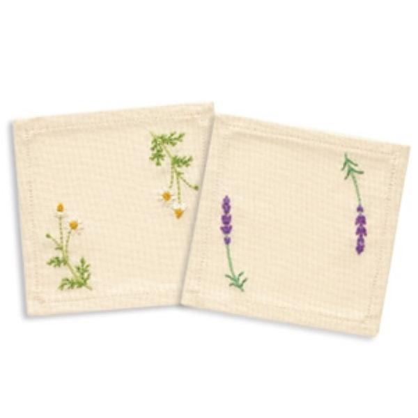 本体サイズ:出来上がりサイズ (約) 縦11cm×横11cm 対象性別:男女共用 フランス刺しゅうが楽しめるキット 初級者向け(b)「セット内容」(/b)25番ししゅう糸(綿100%)、No.6500布〈エミークロス〉(綿100%)、フラン...