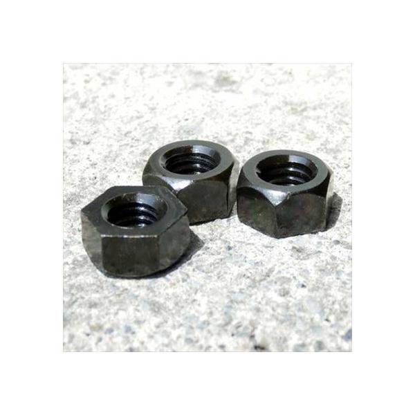 六角形状のナット。 黒亜鉛メッキで雰囲気がでます。 メッキ品のため、ややムラがあり、それも味になります。Mが頭についているのはミリ規格のネジです。Wがついているものは、インチ規格のネジです。それぞれの規格にあったものしか使えません。注意して...