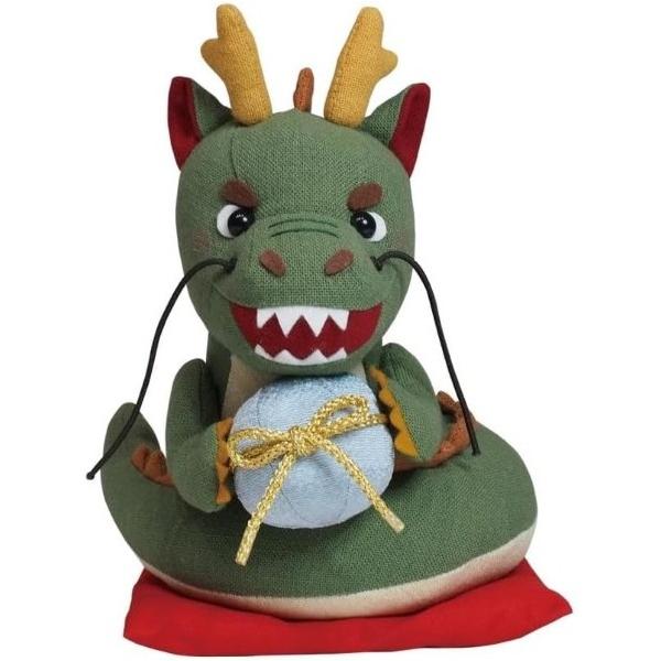 出来上がりサイズ:約高さ18.5cm×幅13.5cm×奥行15cm(若干の差が生じます) キット内容:表布(6種)、フェルト(3種)、接着芯、詰め綿、目ボタン、ちりめん、飾り紐、丸ゴム、刺しゅう糸、作り方説明書、実物大型紙 用意するもの:縫...