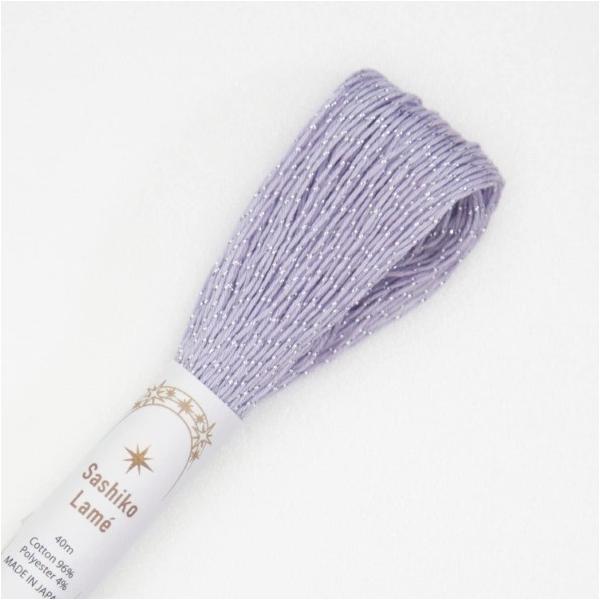 サイズ:1カセ約40m巻き 素材:綿96%・ポリエステル4％ “いつもの刺し子’'に「Sashiko Lame」の輝きをプラスして“新しい刺し子’'を作る楽しさをご提案します。  〇上品な輝き/ひと目刺すごとにラメの輝きが現れるような糸をつ...