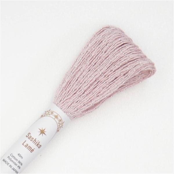 サイズ:1カセ約40m巻き 素材:綿96%・ポリエステル4％ “いつもの刺し子’'に「Sashiko Lame」の輝きをプラスして“新しい刺し子’'を作る楽しさをご提案します。  〇上品な輝き/ひと目刺すごとにラメの輝きが現れるような糸をつ...