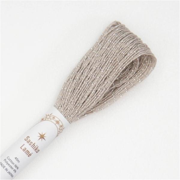 サイズ:1カセ約40m巻き 素材:綿96%・ポリエステル4％ “いつもの刺し子’'に「Sashiko Lame」の輝きをプラスして“新しい刺し子’'を作る楽しさをご提案します。  〇上品な輝き/ひと目刺すごとにラメの輝きが現れるような糸をつ...
