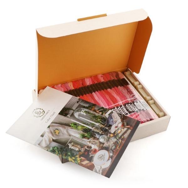 入数:1セット 25番刺しゅう糸のカラーアソートセット 箱サイズ:W233xH173xD40mm 「ガーデン」からインスピレーションを受けてセレクトした25番刺しゅう糸のカラーアソートセットです。  2色巻ける・色番号書けるスプールとオリム...