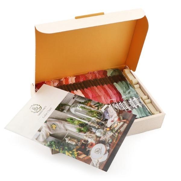 入数:1セット 25番刺しゅう糸のカラーアソートセット 箱サイズ:W233xH173xD40mm 「ガーデン」からインスピレーションを受けてセレクトした25番刺しゅう糸のカラーアソートセットです。  2色巻ける・色番号書けるスプールとオリム...